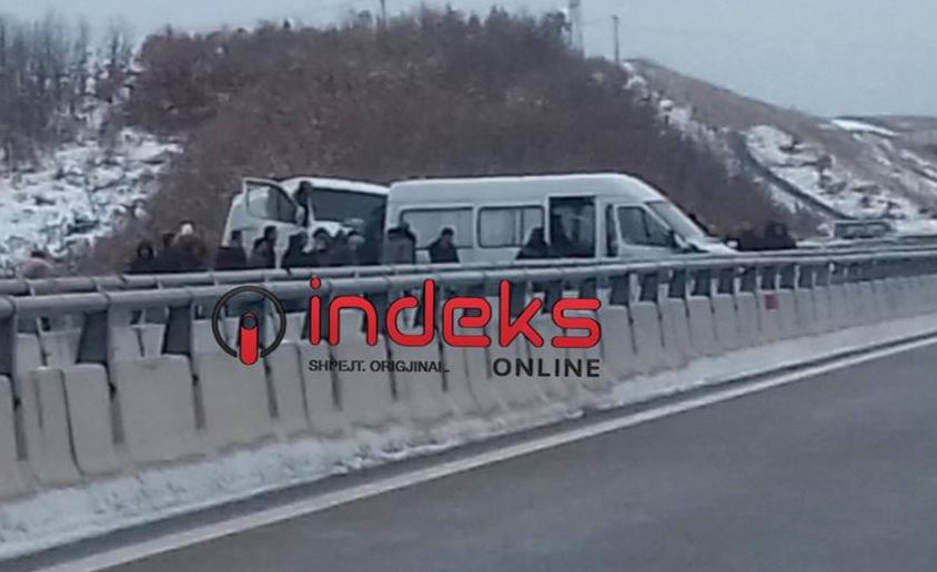 Përplasen dy furgonë në autostradën “Ibrahim Rugova” (Foto ...