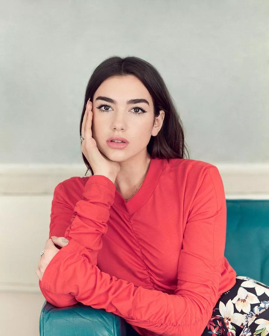 Dua Lipa vjen me poza të çuditshme, fut në gojë këtë lule (Foto ...