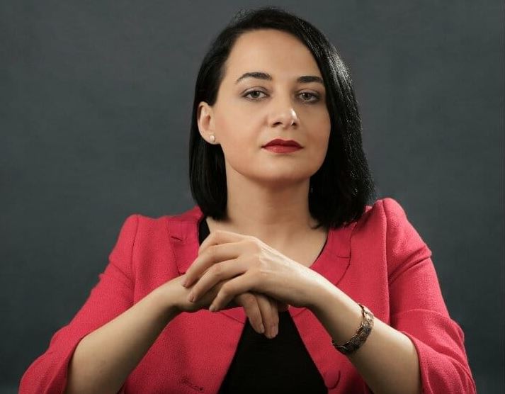 Në kë po ngjanë më shumë frizura e Fitore Pacollit? – Indeksonline.net