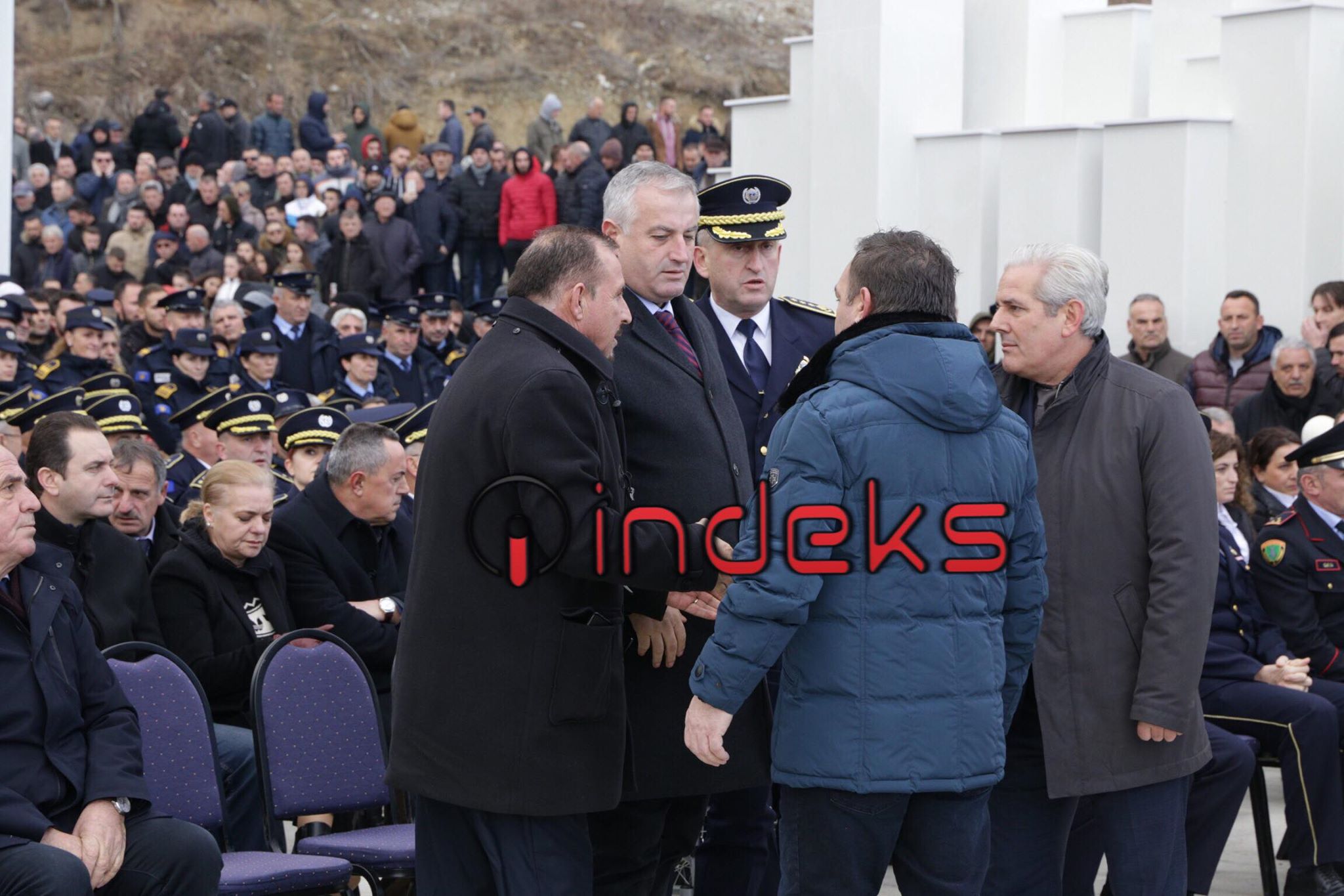 Rexhep Selimi e Xhelal Sveçla marrin pjesë në varrimin e policit ...