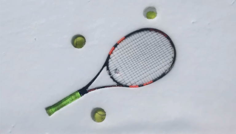 Fusha e tenisit e mbuluar me borë, tenistja kosovare e gjen mënyrën për ...