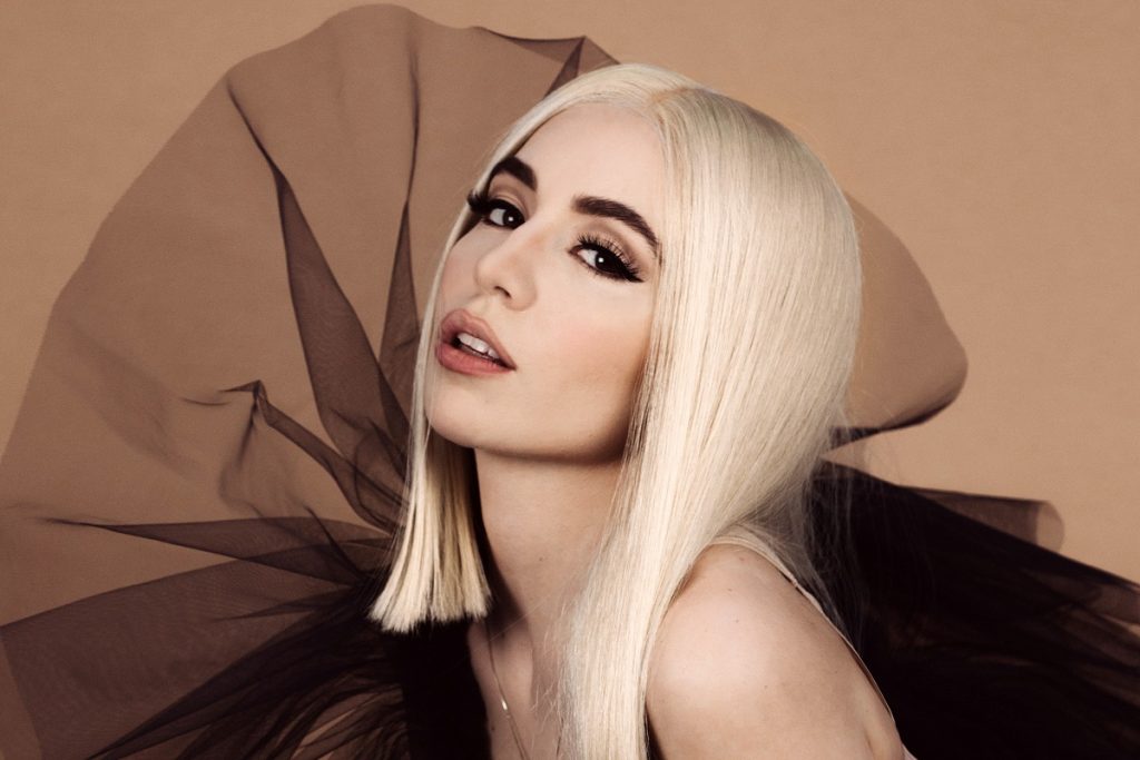 Die wêreldbekende Albanese sangeres, Ava Max, het haar nuutste liedjie ...