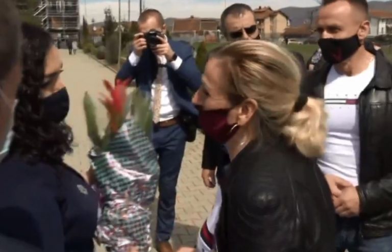 “Na jemi me juve dhe Albinin”, Osmani pranon lule nga mërgimtarët gjatë ...
