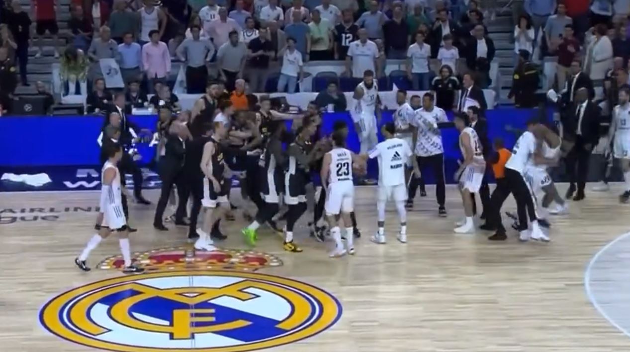 Kris ”grushti” në ndeshjen Real Madrid – Partizani, përleshje masive ... Kris ”grushti” në ndeshjen Real Madrid – Partizani, përleshje masive ...