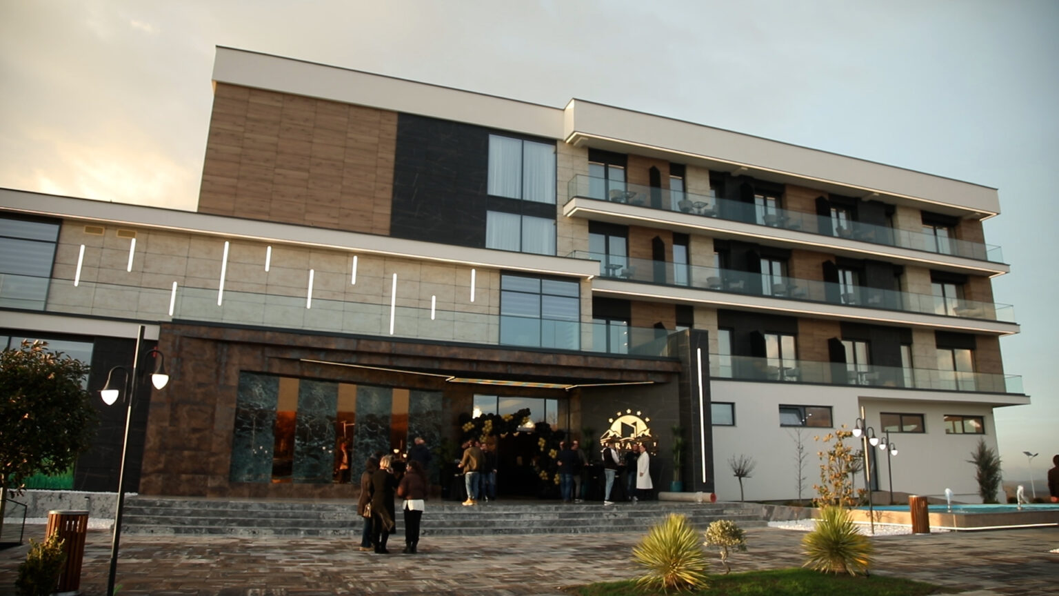 Hoteli më i kërkuar në Kosovë, përrallë në vete “liria Hill Resort ...