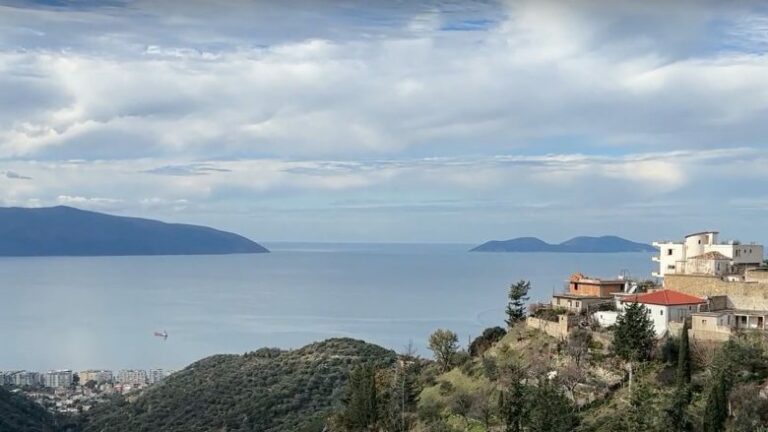 Kosovarët interesohen të blejnë shtëpitë e braktisura të këtij fshati në Vlorë – Indeksonline.net