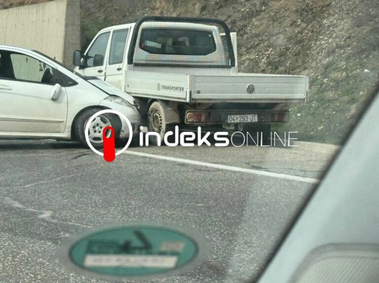 Nuk u respektuan shenjat e ndalimit të punimeve në rrugë, shkaktohet ...