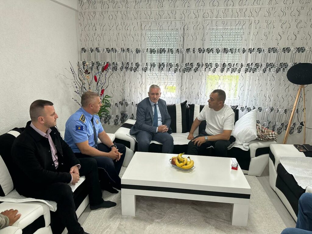 Zenun Elezaj i shkon në shtëpi për vizitë policit Veselaj, e përgëzon ...