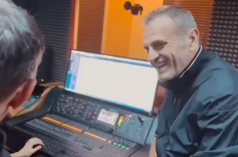 Një surprizë po vjen, Sinani gati për të nxjerrë hitin e ri në treg ...