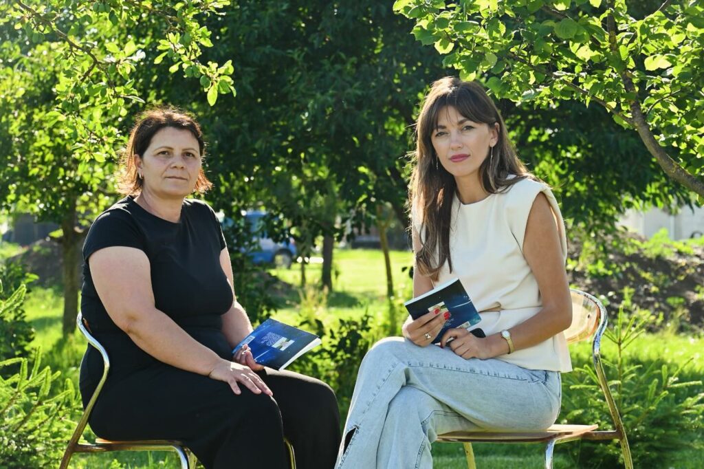 Justitieminister Albulena Haxhiu besökte modern till den avlidna Erona ...