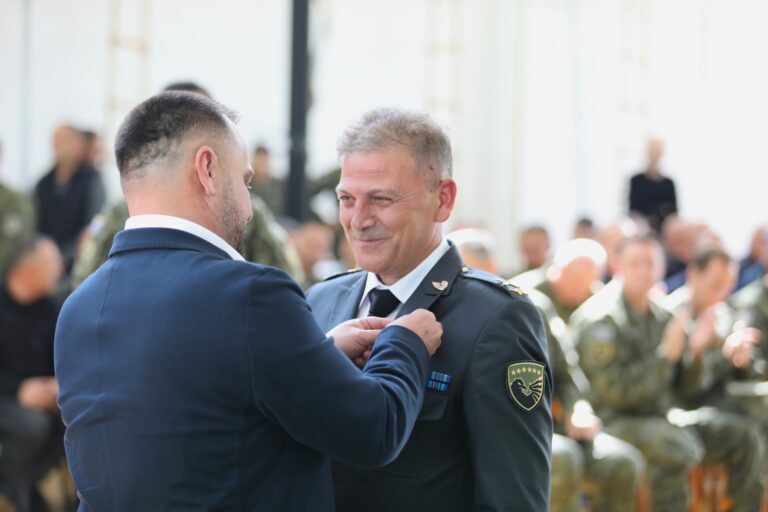 Pensionohet Naim Haziri, “koka ushtarake” e FSK-së, përshëndetet me ...