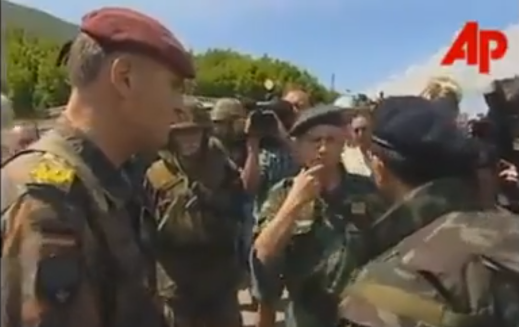 “I ke 30 minuta… Koha po kalon, kanë mbetur dhe 28″/ Momenti historik kur gjenerali Harff dëbon ...