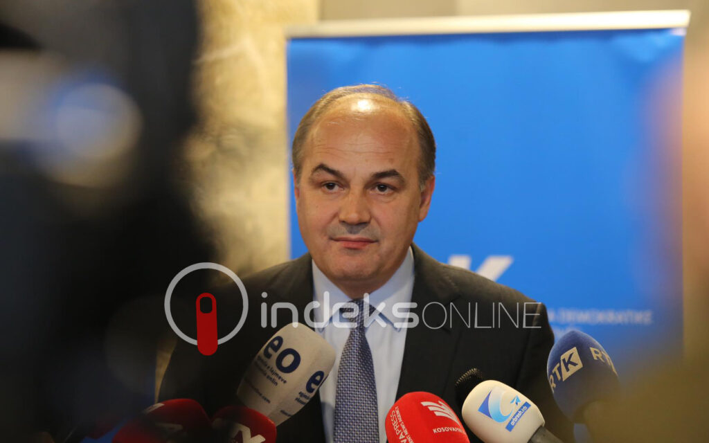 Le député du PDK, Enver Hoxhaj, a annoncé ce soir sa candidature à la présidence du parti, suite ...