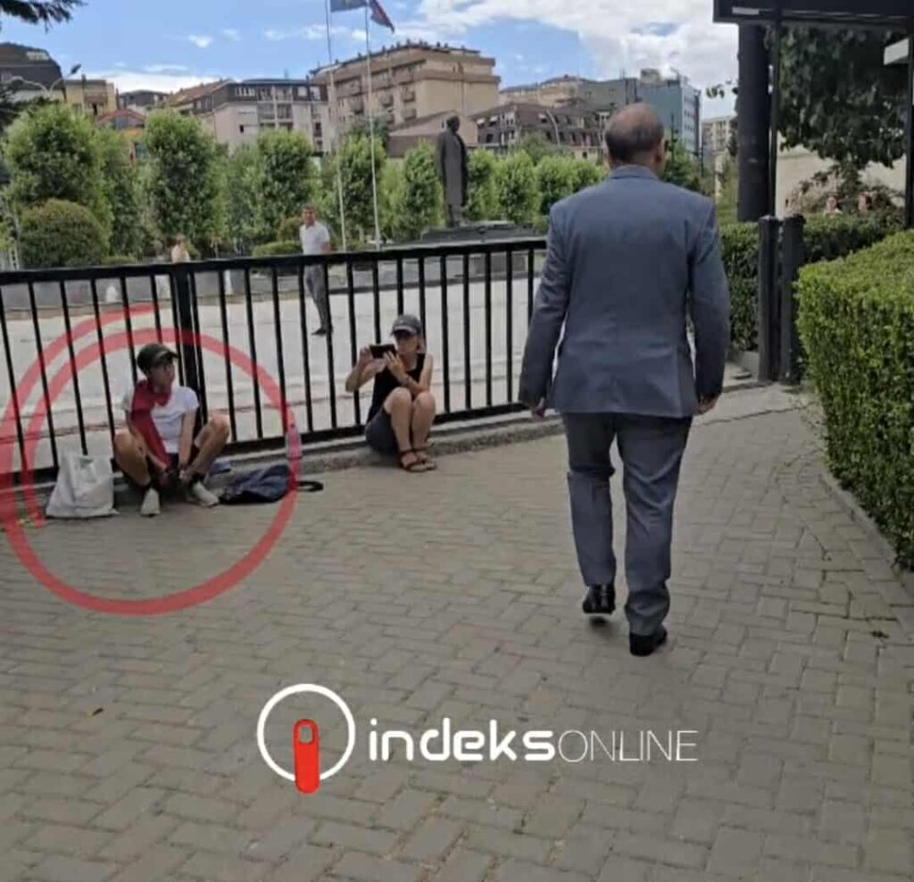 Me shkop në dorë, gazetarja Gjyle Morina proteston para kuvendit ...