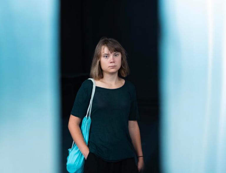 Thug Greta Thunberg, gníomhaí cearta daonna agus comhshaolaí Sualannach ...