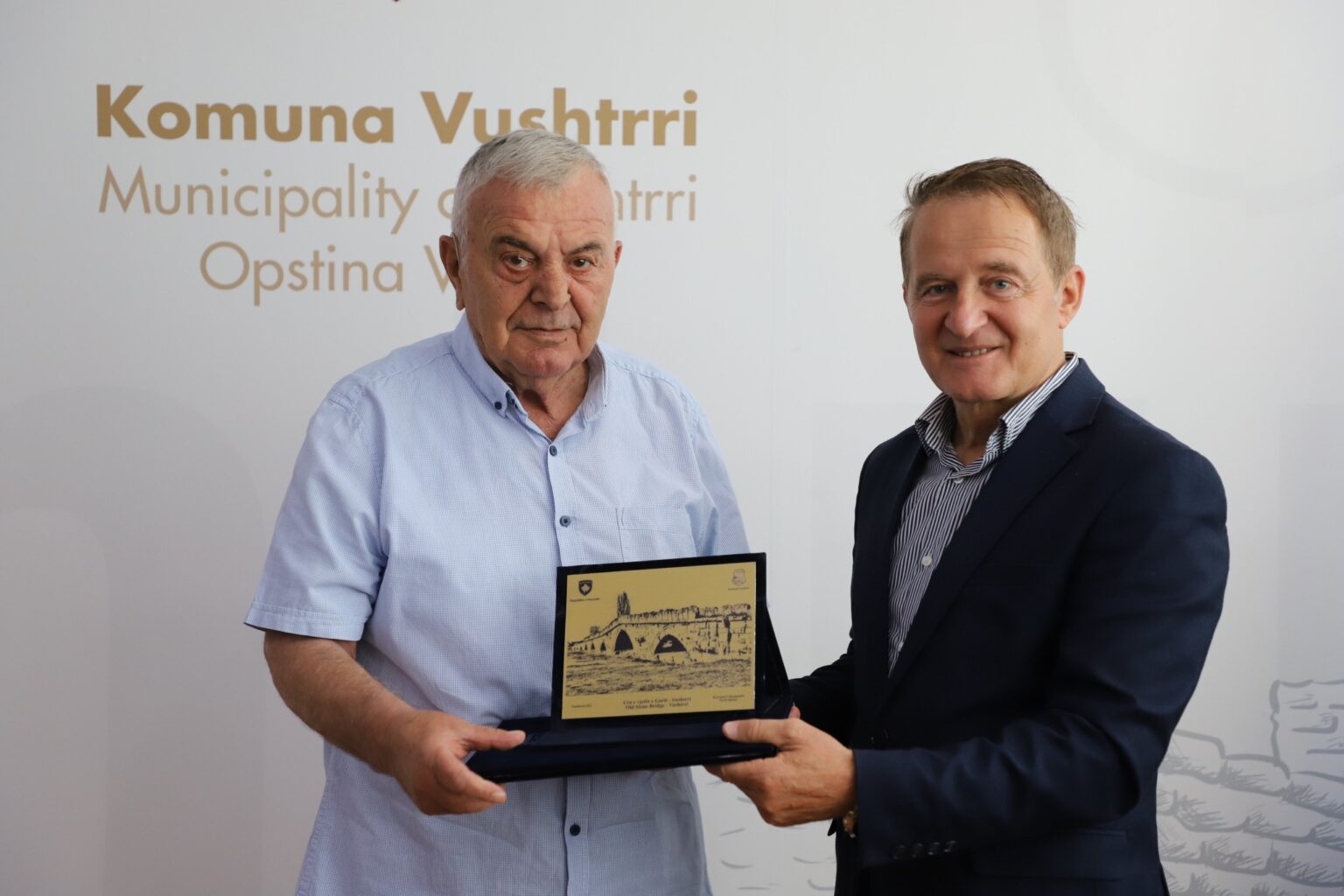 El alcalde de Vushtrri, Ferit Idrizi, recibió hoy en una reunión al ...