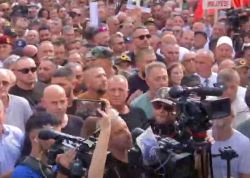 I kitea a Sami Lushtaku me Ramiz Lladrovci i te taha o tetahi ki tetahi ...