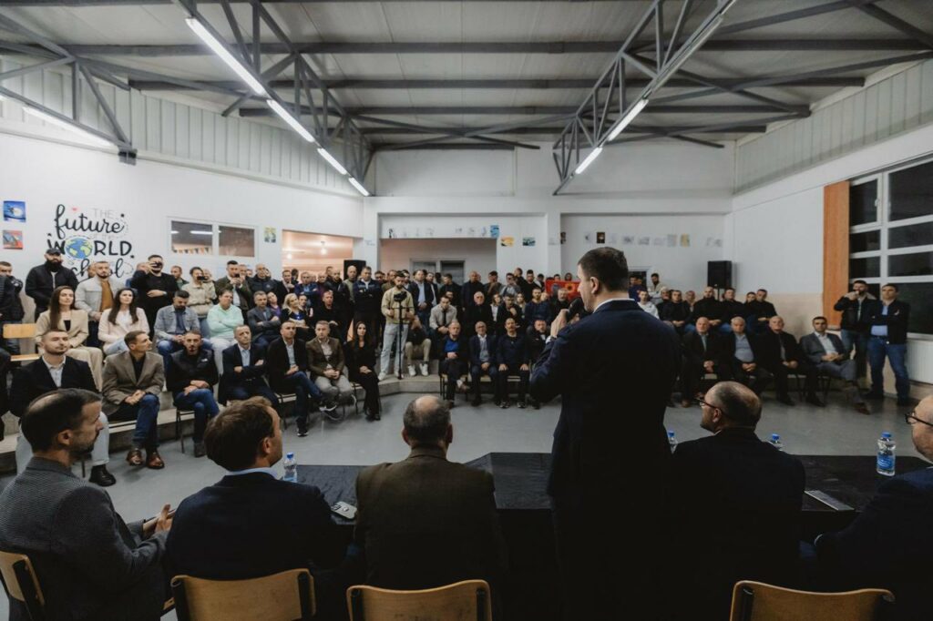 D’fhan ceannaire Pháirtí Daonlathach na Cosaive, Memli Krasniqi, aréir ...