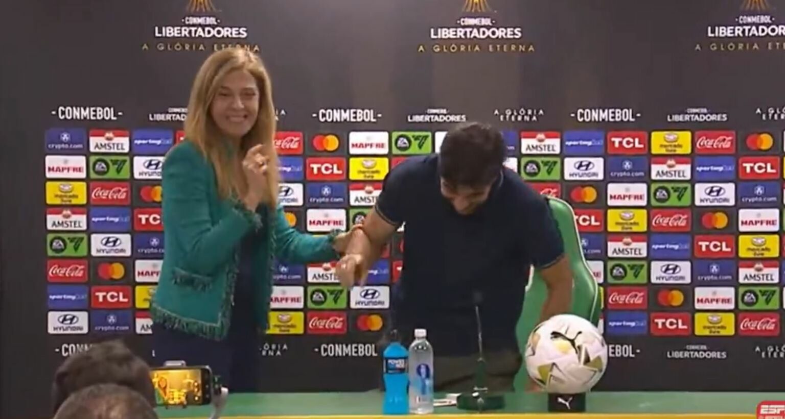 La presidente del Palmeiras Leila Pereira interrompe la conferenza ...