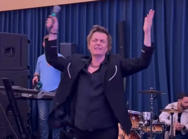 Pas shumë vjetësh me lookun e tij identitar të flokëve të gjata, Armend ...