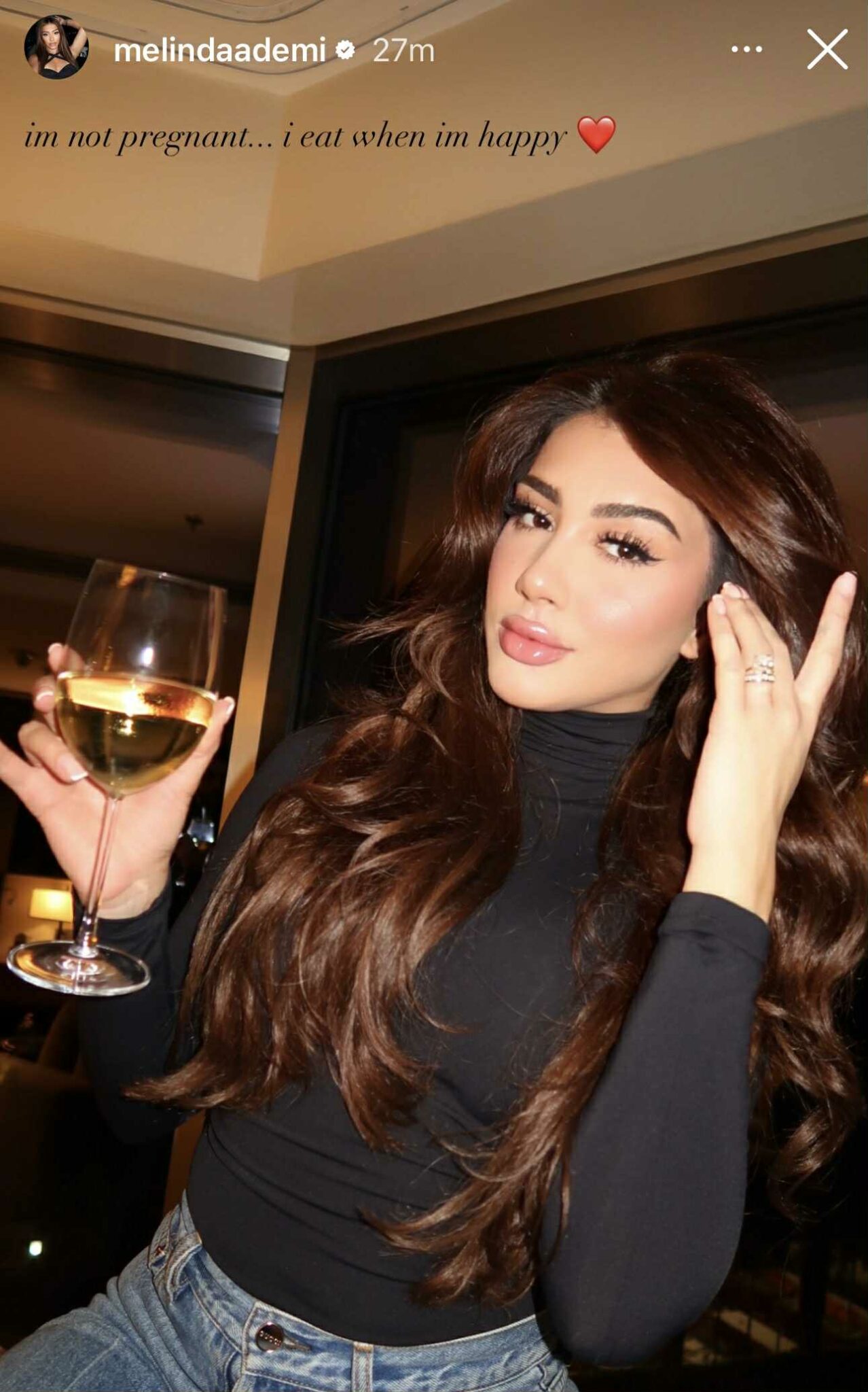 Vermoedens ontstaan nadat die sangeres met 'n ronde maag verskyn het ...