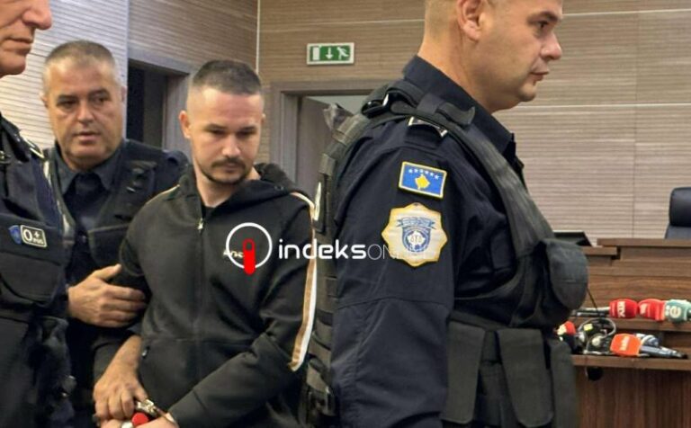 Naim Murseli i prangosur, nën masa të rrepta sigurie futet në sallën e ...