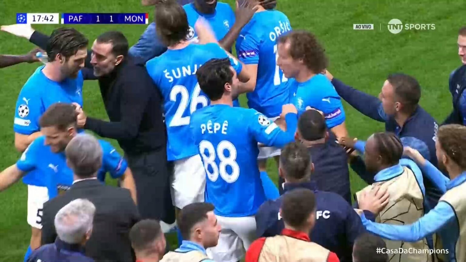 Selvom han er 38 år gammel, har David Luiz taget os tilbage i tiden.