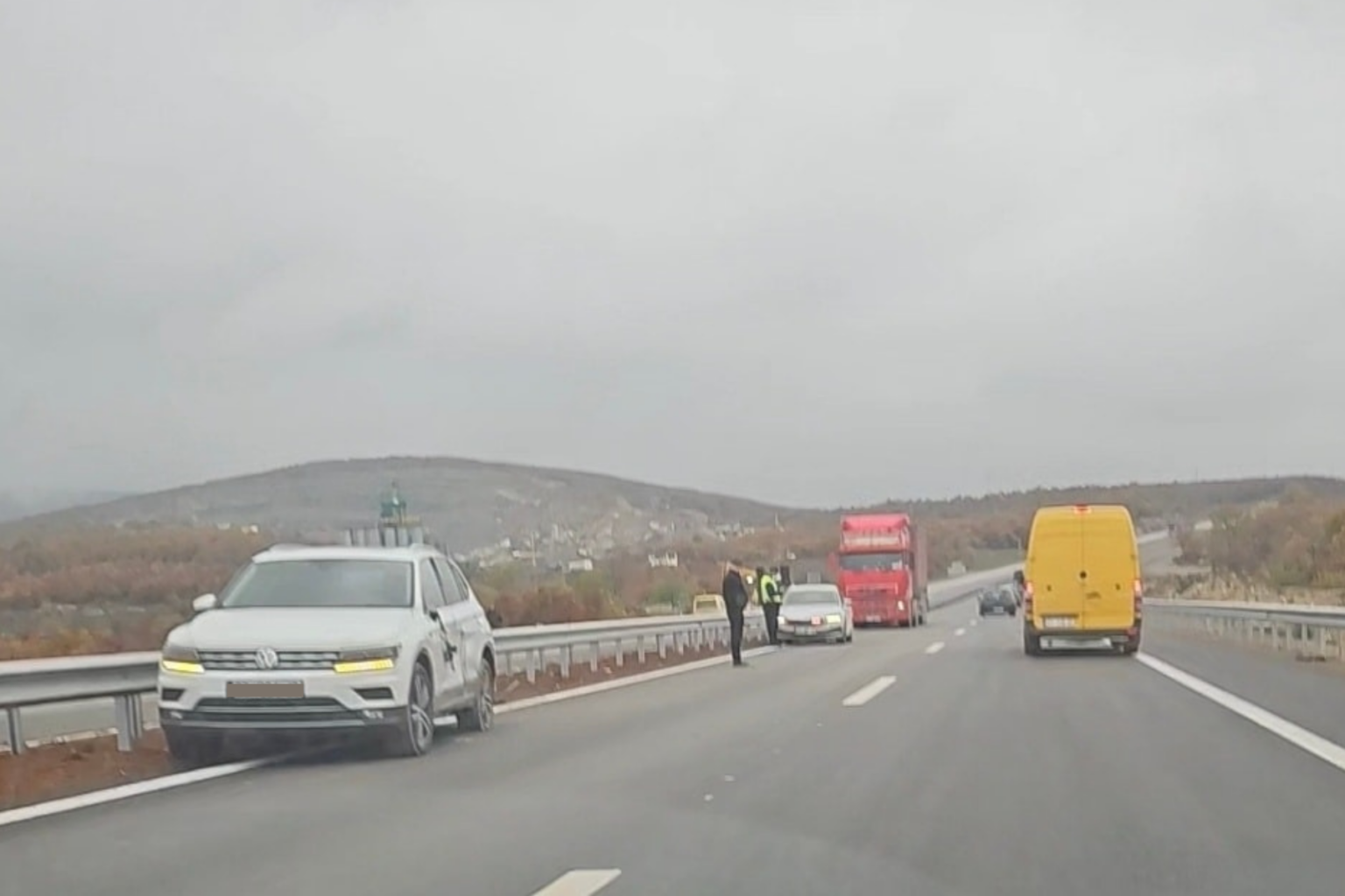 Watu watatu wamejeruhiwa vibaya mwilini kutokana na ajali ya barabarani iliyotokea leo katika ...