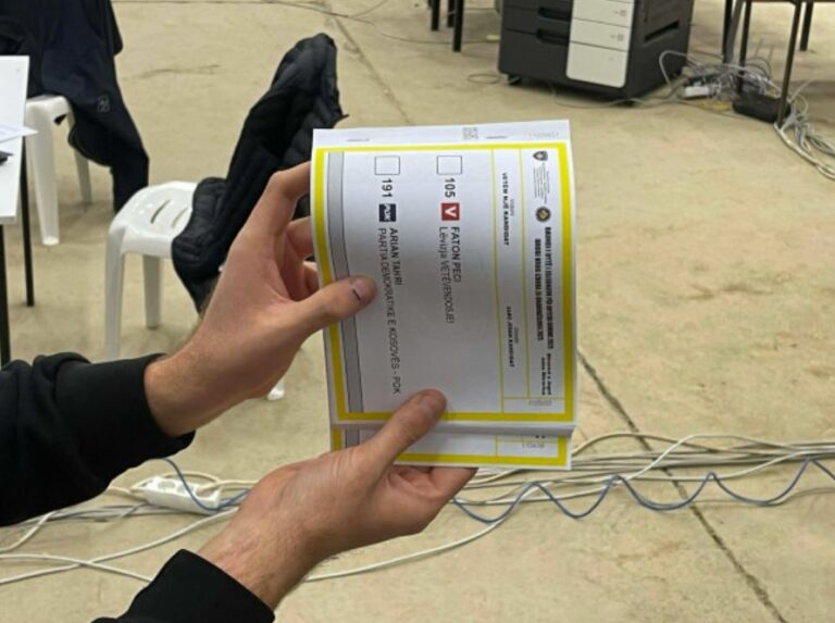 Stemmetellingsprosessen har blitt gjenopptatt ved det kommunale tellesenteret i Sør-Mitrovica.