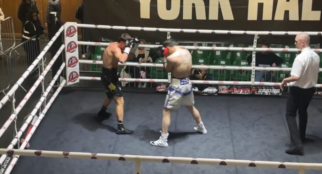 El boxeador albanés Drilon Rama consiguió una victoria en el "York Hall ...
