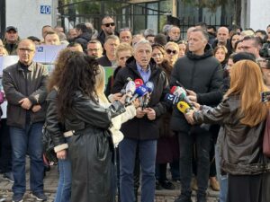 "Om salaris vragen is geen privilege, maar een gebed om te overleven ...