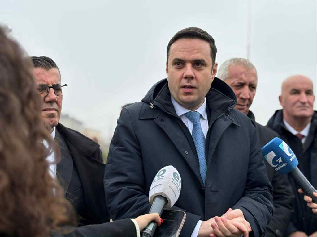 Abdixhiku pas homazheve te varri i Rugovës në 36- vjetorin e LDK-së: Me ...