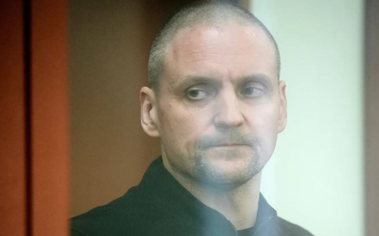 Një gjykatë në Rusi dënoi të enjten një aktivist pro-luftës dhe kritik ...