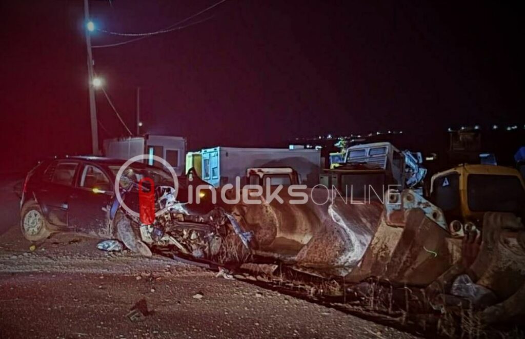 Bilolycka på vägen Gjakova-Klina, bilen hamnar i grävmaskiner ...