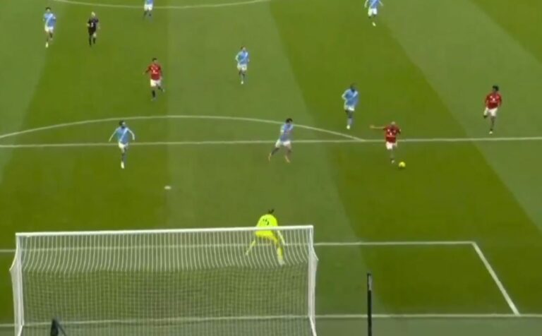 Manchetser United ka kaluar në epërsi ndaj Manchester Cityt.