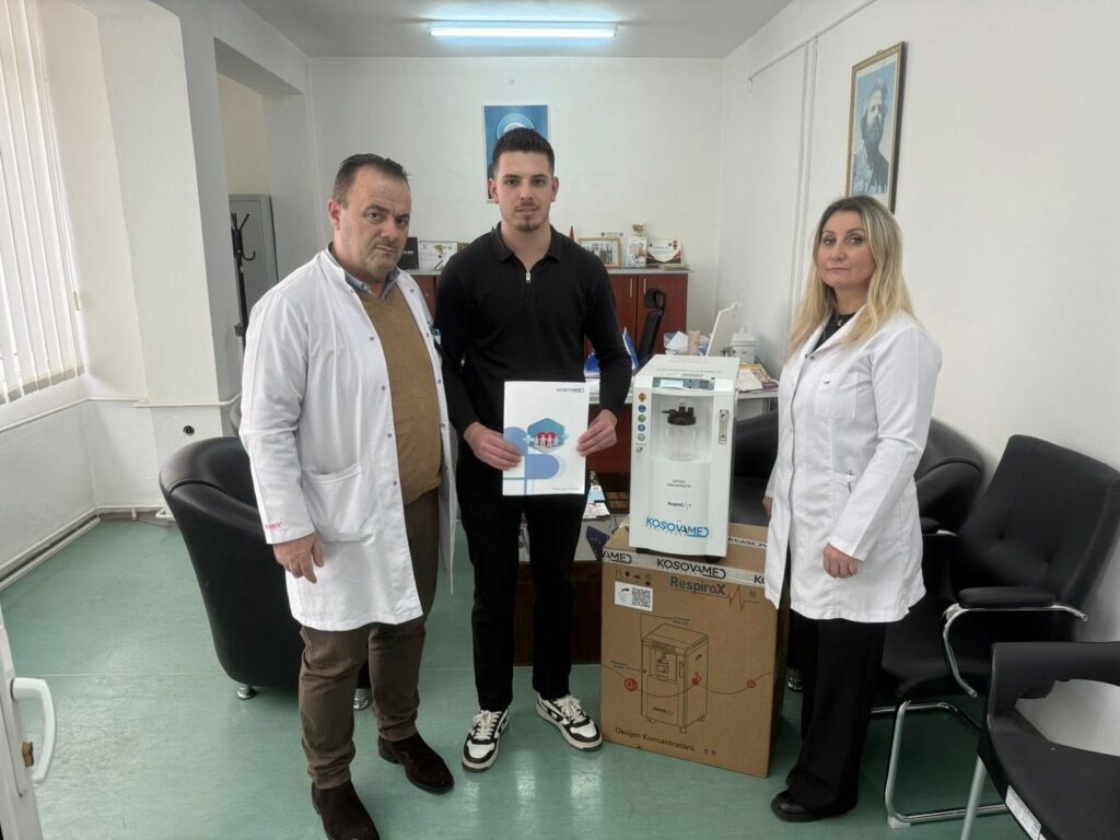 Kosova Med gefur heilbrigðisbúnað til QKMF „Móður Teresu“ í Klina
